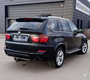 Black BMW X5 2011 in Kaunas, with an engine capacity of 3.00 L and mileage of 260 thousand km for 8800 €, photo 3 on AUTOMOTO.COM.LV