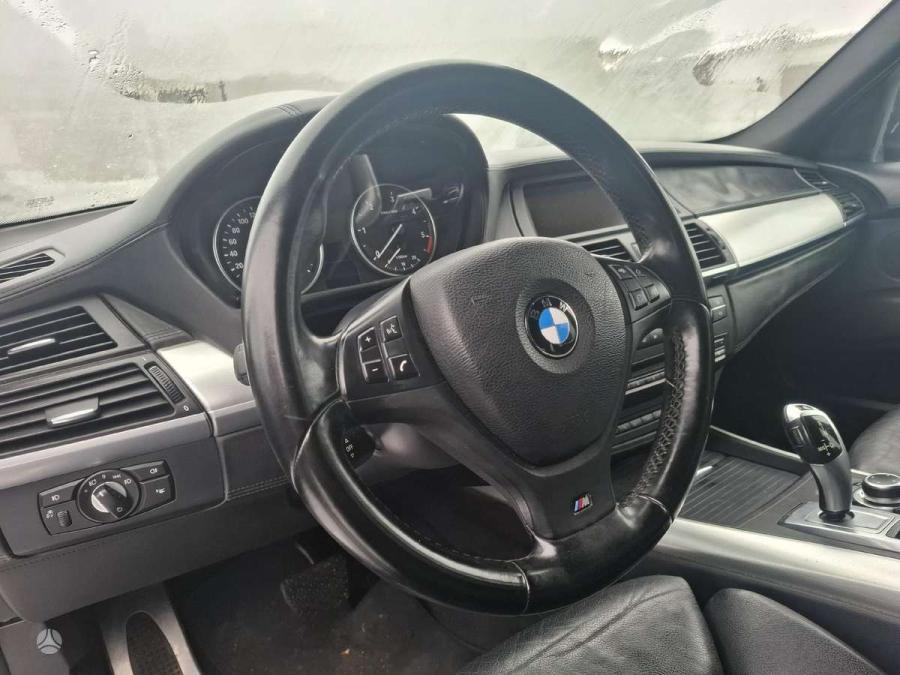 Black BMW X5 2011 in Prienai, with an engine capacity of 3.00 L and mileage of 308 thousand km for 7100 €, photo 12 on AUTOMOTO.COM.LV