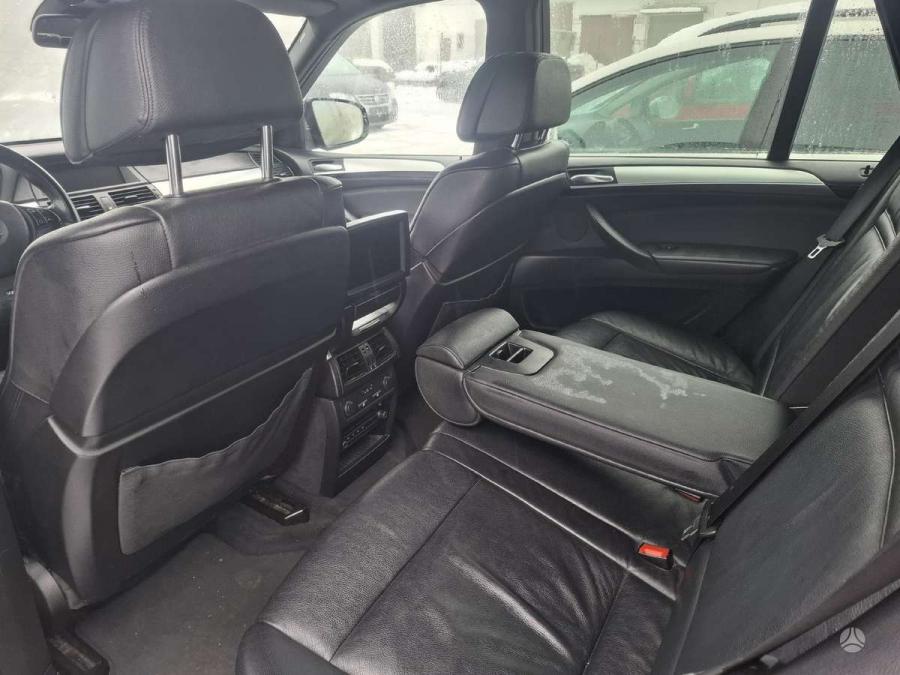 Black BMW X5 2011 in Prienai, with an engine capacity of 3.00 L and mileage of 308 thousand km for 7100 €, photo 17 on AUTOMOTO.COM.LV