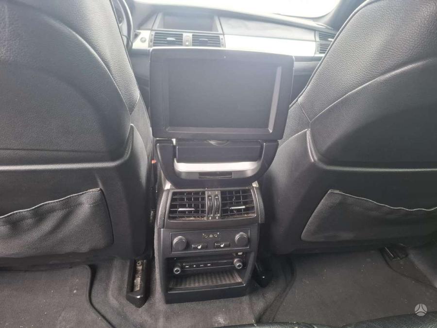 Black BMW X5 2011 in Prienai, with an engine capacity of 3.00 L and mileage of 308 thousand km for 7100 €, photo 18 on AUTOMOTO.COM.LV
