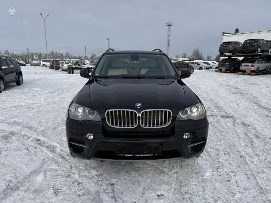 Black BMW X5 2011 in Marijampole, with an engine capacity of 2.99 L and mileage of 268 thousand km for 10800 €, photo 4 on AUTOMOTO.COM.LV