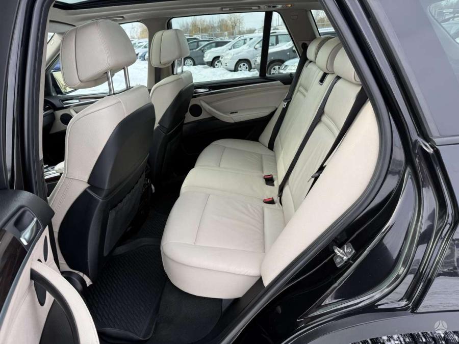 Black BMW X5 2011 in Marijampole, with an engine capacity of 2.99 L and mileage of 268 thousand km for 10800 €, photo 13 on AUTOMOTO.COM.LV