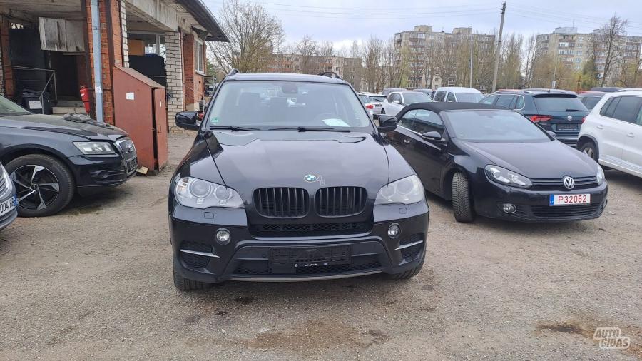 Black BMW X5 2011 in Vilnius, with an engine capacity of 3.00 L and mileage of 322 thousand km for 9300 €, photo 1 on AUTOMOTO.COM.LV