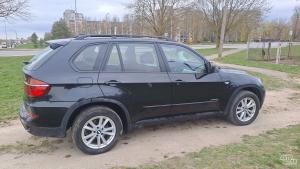 Black BMW X5 2011 in Vilnius, with an engine capacity of 3.00 L and mileage of 322 thousand km for 8500 €, photo 18 on AUTOMOTO.COM.LV