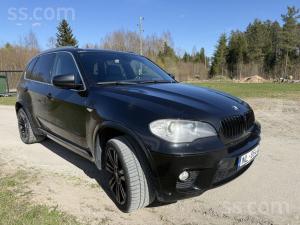 Melns BMW X5 2011 Ogre, ar dzinēja tilpumu 3.00 L un nobraukumu 351 tūkst. km par 13000 €, foto  vietnē AUTOMOTO.COM.LV