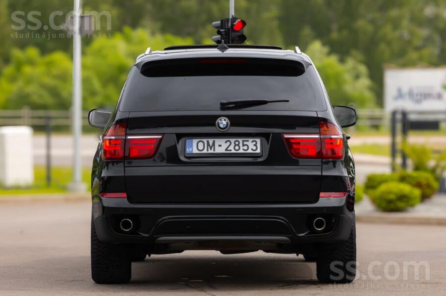 Black BMW X5 2011 in Jelgava, with an engine capacity of 3.00 L and mileage of 0 thousand km for 11850 €, photo 6 on AUTOMOTO.COM.LV