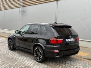 Black BMW X5 2011 in Riga, with an engine capacity of 3.00 L and mileage of 0 thousand km for 9900 €, photo 4 on AUTOMOTO.COM.LV