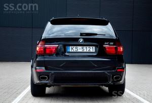 Black BMW X5 2011 in Riga, with an engine capacity of 3.00 L and mileage of 245 thousand km for 13500 €, photo 12 on AUTOMOTO.COM.LV