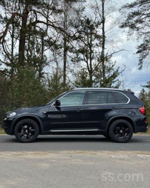 Black BMW X5 2011 in Riga, with an engine capacity of 3.00 L and mileage of 272 thousand km for 11500 €, photo 4 on AUTOMOTO.COM.LV