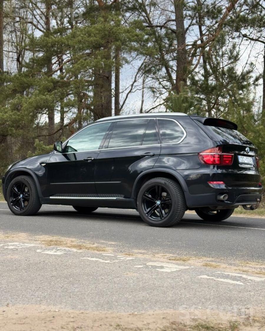 Black BMW X5 2011 in Riga, with an engine capacity of 3.00 L and mileage of 272 thousand km for 11500 €, photo 5 on AUTOMOTO.COM.LV