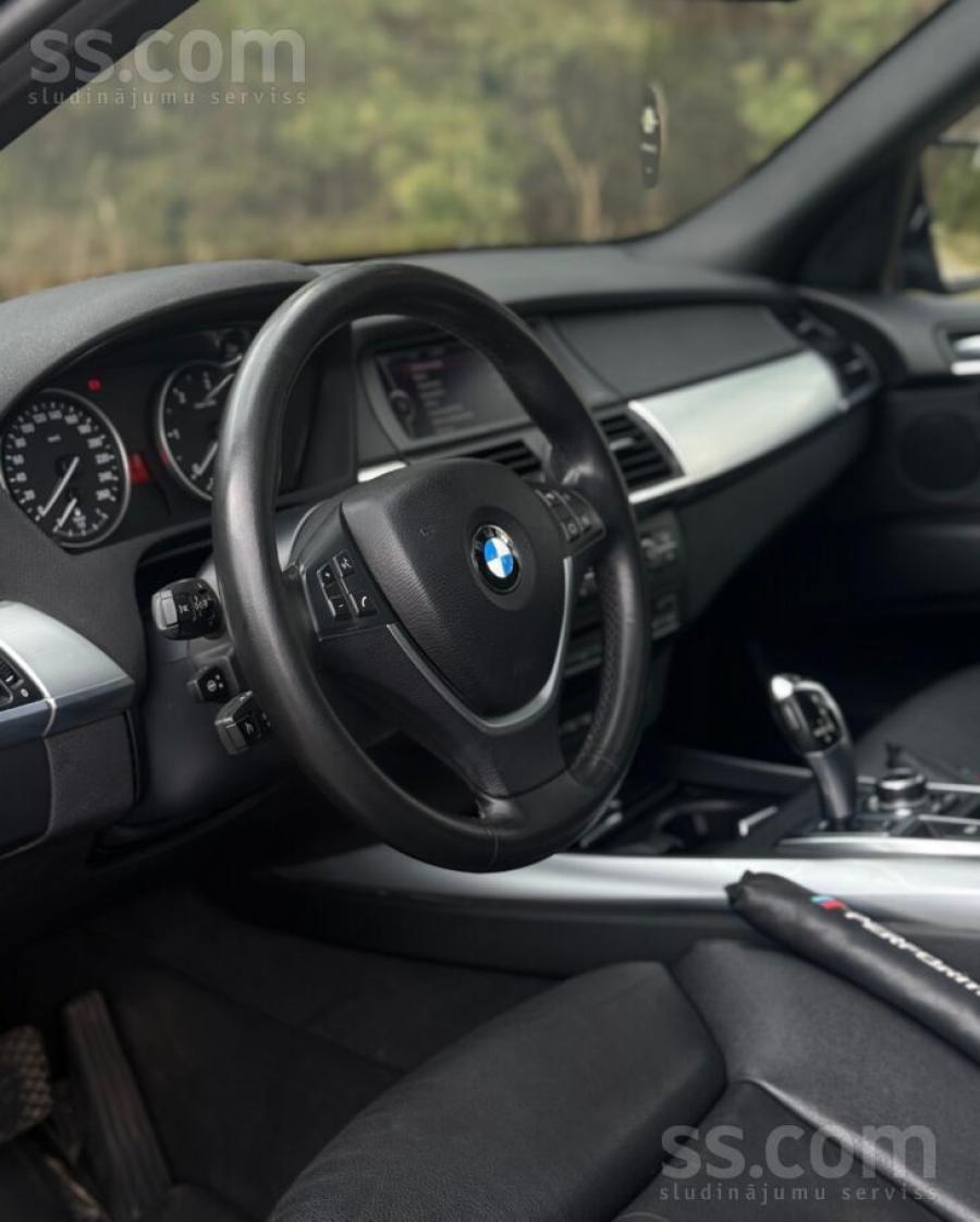 Black BMW X5 2011 in Riga, with an engine capacity of 3.00 L and mileage of 272 thousand km for 11500 €, photo 7 on AUTOMOTO.COM.LV