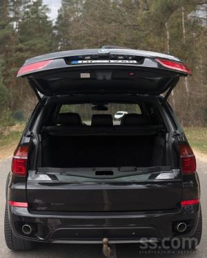 Black BMW X5 2011 in Riga, with an engine capacity of 3.00 L and mileage of 272 thousand km for 11500 €, photo 11 on AUTOMOTO.COM.LV
