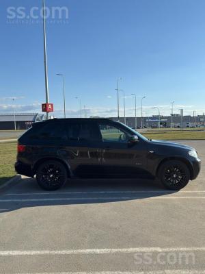 Black BMW X5 2011 in Riga, with an engine capacity of 3.00 L and mileage of 0 thousand km for 11500 €, photo 6 on AUTOMOTO.COM.LV