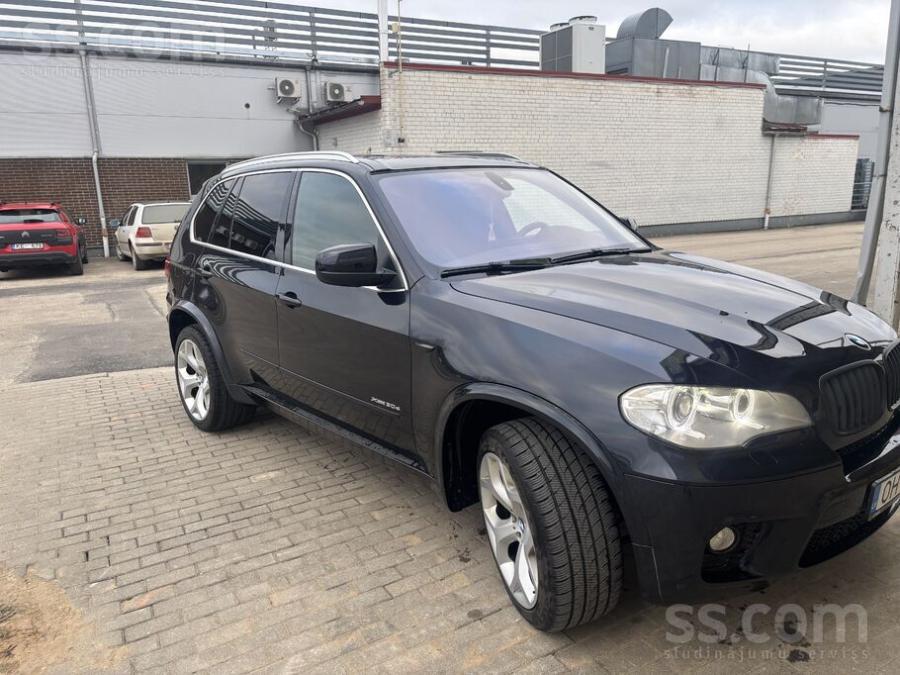 Black BMW X5 2011 in Aizkraukle, with an engine capacity of 3.00 L and mileage of 235 thousand km for 13800 €, photo 3 on AUTOMOTO.COM.LV