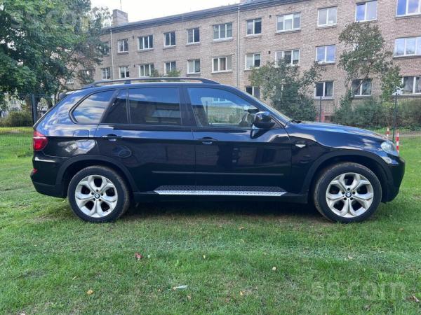 Black BMW X5 2011 in Riga, with an engine capacity of 3.00 L and mileage of 373 thousand km for 10999 €, photo 1 on AUTOMOTO.COM.LV