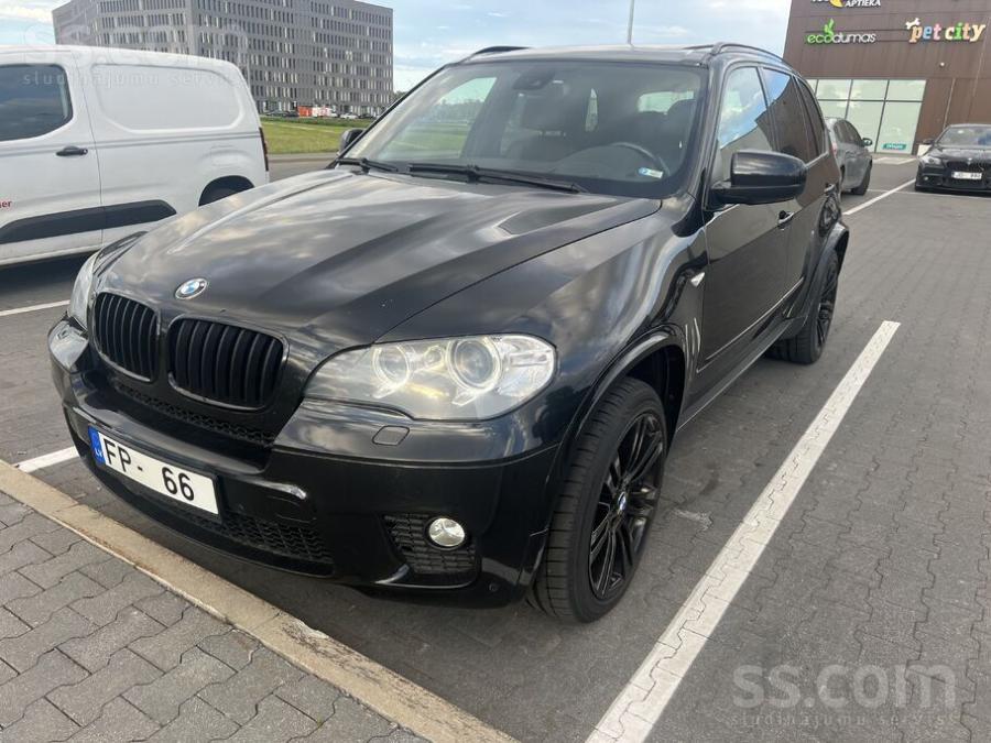 Black BMW X5 2011 in Riga, with an engine capacity of 3.00 L and mileage of 302 thousand km for 10900 €, photo 1 on AUTOMOTO.COM.LV