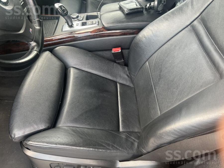 Black BMW X5 2011 in Riga, with an engine capacity of 3.00 L and mileage of 302 thousand km for 10900 €, photo 3 on AUTOMOTO.COM.LV