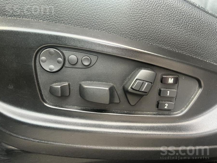 Black BMW X5 2011 in Riga, with an engine capacity of 3.00 L and mileage of 302 thousand km for 10900 €, photo 4 on AUTOMOTO.COM.LV
