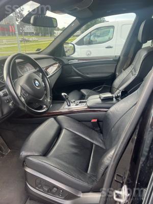 Black BMW X5 2011 in Riga, with an engine capacity of 3.00 L and mileage of 302 thousand km for 10900 €, photo 6 on AUTOMOTO.COM.LV