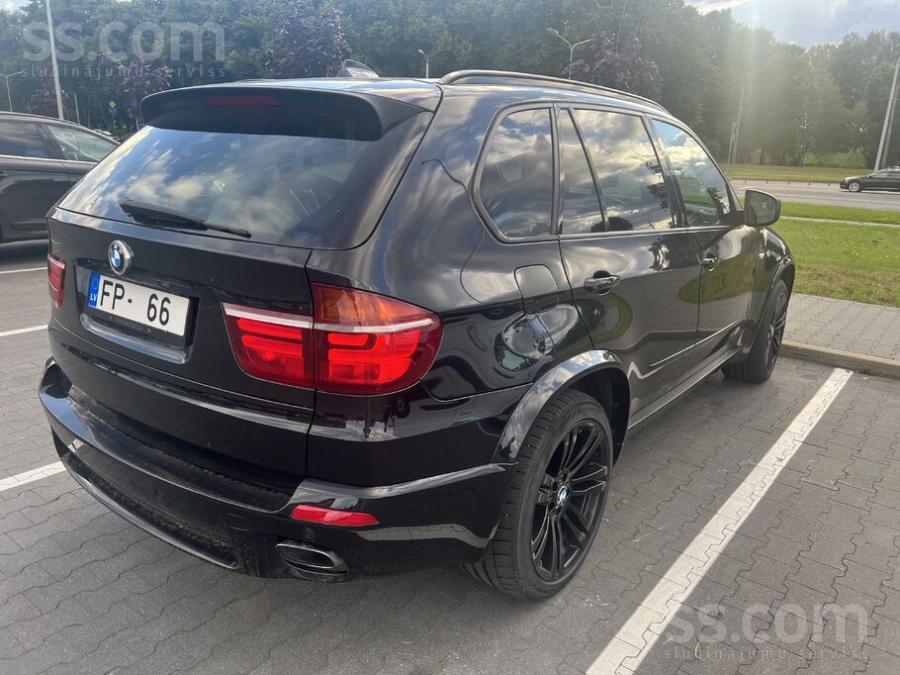 Black BMW X5 2011 in Riga, with an engine capacity of 3.00 L and mileage of 302 thousand km for 10900 €, photo 11 on AUTOMOTO.COM.LV