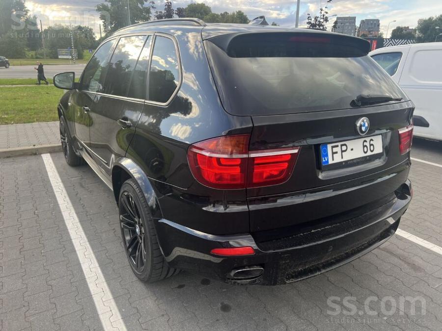 Black BMW X5 2011 in Riga, with an engine capacity of 3.00 L and mileage of 302 thousand km for 10900 €, photo 12 on AUTOMOTO.COM.LV