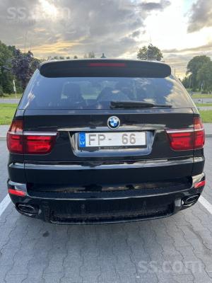 Black BMW X5 2011 in Riga, with an engine capacity of 3.00 L and mileage of 302 thousand km for 10900 €, photo 13 on AUTOMOTO.COM.LV