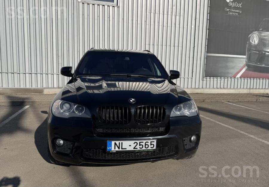 Black BMW X5 2011 in Riga, with an engine capacity of 3.00 L and mileage of 268 thousand km for 12950 €, photo 1 on AUTOMOTO.COM.LV