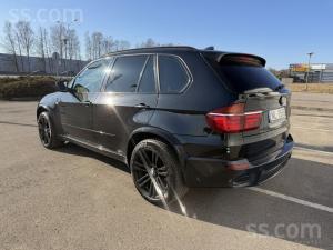 Black BMW X5 2011 in Riga, with an engine capacity of 3.00 L and mileage of 268 thousand km for 12950 €, photo 4 on AUTOMOTO.COM.LV