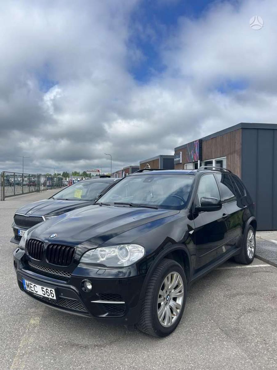 Black BMW X5 2011 in Vilnius, with an engine capacity of 2.99 L and mileage of 350 thousand km for 9300 €, photo 1 on AUTOMOTO.COM.LV