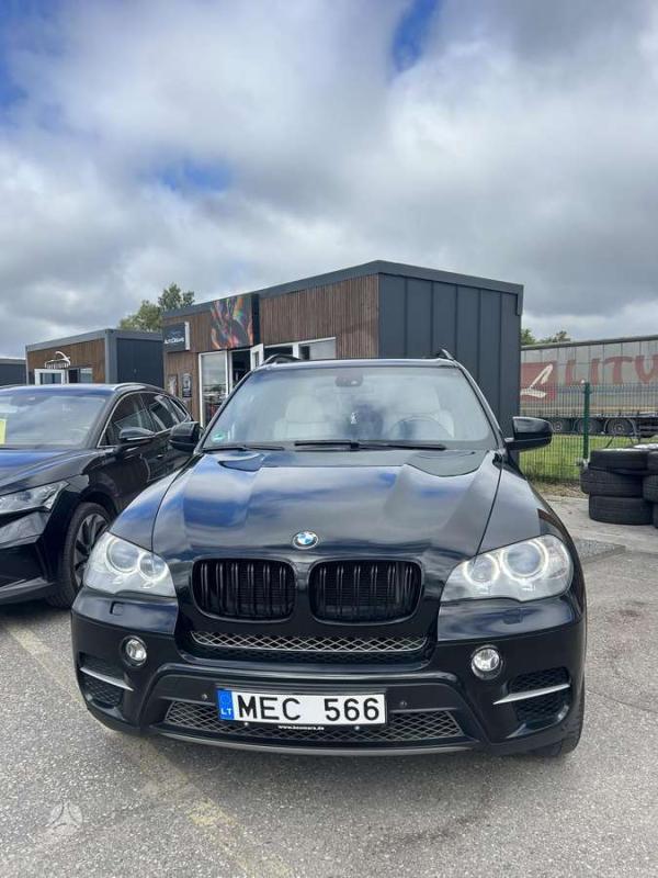 Black BMW X5 2011 in Vilnius, with an engine capacity of 2.99 L and mileage of 350 thousand km for 9300 €, photo 2 on AUTOMOTO.COM.LV