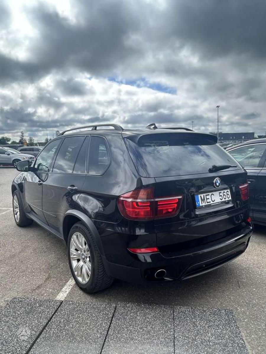 Black BMW X5 2011 in Vilnius, with an engine capacity of 2.99 L and mileage of 350 thousand km for 9300 €, photo 8 on AUTOMOTO.COM.LV