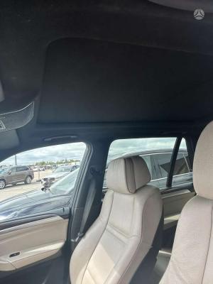 Black BMW X5 2011 in Vilnius, with an engine capacity of 2.99 L and mileage of 350 thousand km for 9300 €, photo 15 on AUTOMOTO.COM.LV