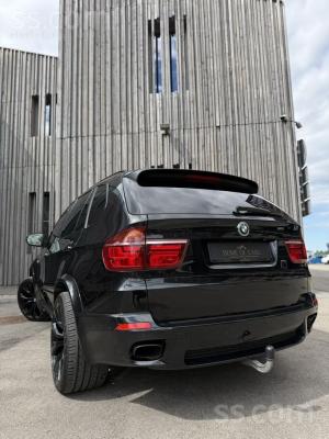 Black BMW X5 2011 in Riga, with an engine capacity of 3.00 L and mileage of 288 thousand km for 15900 €, photo 4 on AUTOMOTO.COM.LV