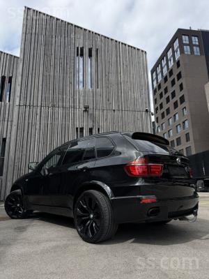 Black BMW X5 2011 in Riga, with an engine capacity of 3.00 L and mileage of 288 thousand km for 15900 €, photo 5 on AUTOMOTO.COM.LV