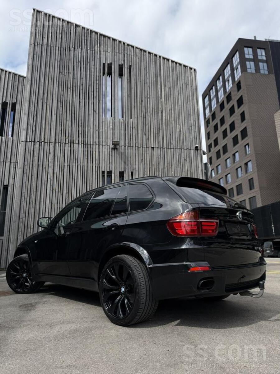 Black BMW X5 2011 in Riga, with an engine capacity of 3.00 L and mileage of 288 thousand km for 15900 €, photo 5 on AUTOMOTO.COM.LV