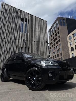 Black BMW X5 2011 in Riga, with an engine capacity of 3.00 L and mileage of 288 thousand km for 15900 €, photo 7 on AUTOMOTO.COM.LV