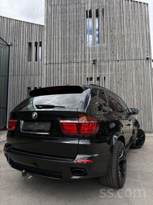 Black BMW X5 2011 in Riga, with an engine capacity of 3.00 L and mileage of 288 thousand km for 15900 €, photo 8 on AUTOMOTO.COM.LV