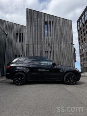 Black BMW X5 2011 in Riga, with an engine capacity of 3.00 L and mileage of 288 thousand km for 15900 €, photo 10 on AUTOMOTO.COM.LV