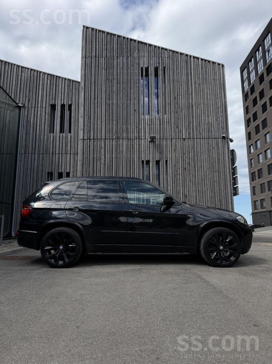 Black BMW X5 2011 in Riga, with an engine capacity of 3.00 L and mileage of 288 thousand km for 15900 €, photo 10 on AUTOMOTO.COM.LV