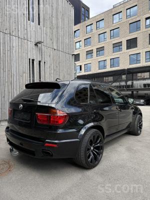 Black BMW X5 2011 in Riga, with an engine capacity of 3.00 L and mileage of 288 thousand km for 15900 €, photo 14 on AUTOMOTO.COM.LV