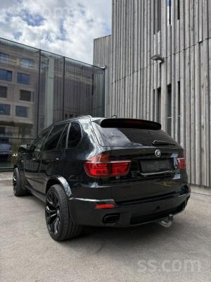 Black BMW X5 2011 in Riga, with an engine capacity of 3.00 L and mileage of 288 thousand km for 15900 €, photo 15 on AUTOMOTO.COM.LV