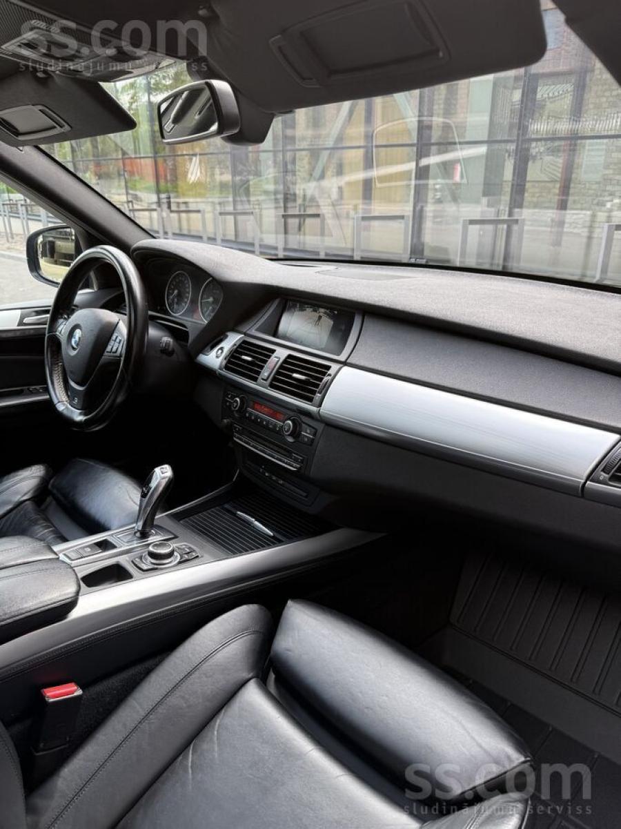 Black BMW X5 2011 in Riga, with an engine capacity of 3.00 L and mileage of 288 thousand km for 15900 €, photo 21 on AUTOMOTO.COM.LV