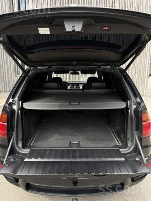 Black BMW X5 2011 in Riga, with an engine capacity of 3.00 L and mileage of 288 thousand km for 15900 €, photo 23 on AUTOMOTO.COM.LV