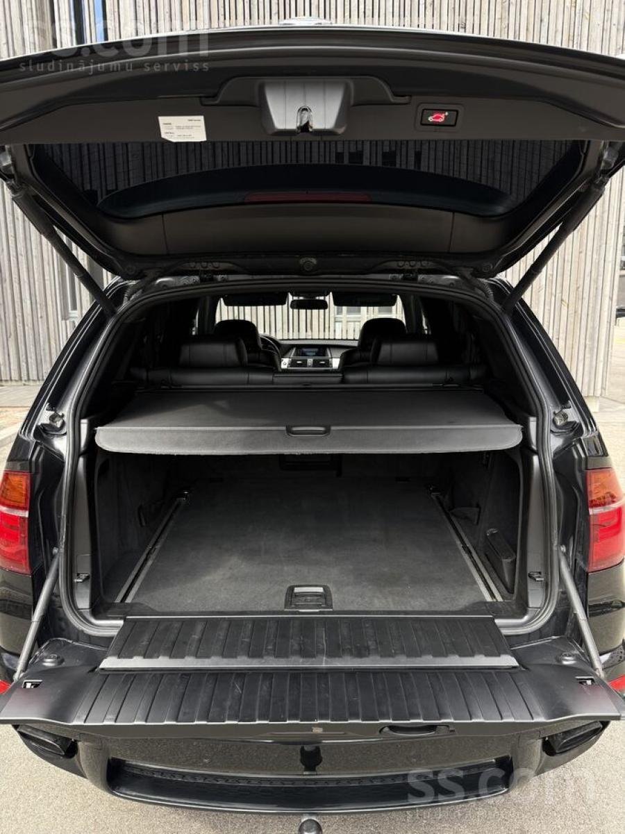 Black BMW X5 2011 in Riga, with an engine capacity of 3.00 L and mileage of 288 thousand km for 15900 €, photo 23 on AUTOMOTO.COM.LV