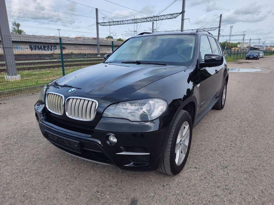 Black BMW X5 2011 in Siauliai, with an engine capacity of 3.00 L and mileage of 352 thousand km for 9500 €, photo 1 on AUTOMOTO.COM.LV