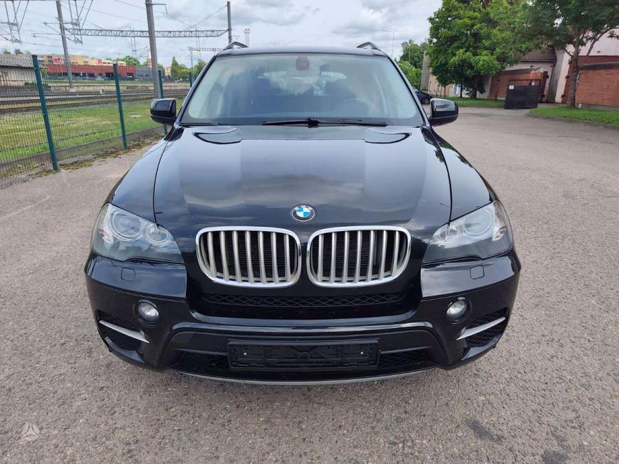 Black BMW X5 2011 in Siauliai, with an engine capacity of 3.00 L and mileage of 352 thousand km for 9500 €, photo 3 on AUTOMOTO.COM.LV