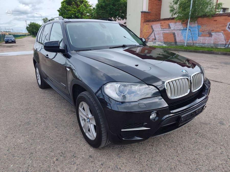 Black BMW X5 2011 in Siauliai, with an engine capacity of 3.00 L and mileage of 352 thousand km for 9500 €, photo 4 on AUTOMOTO.COM.LV