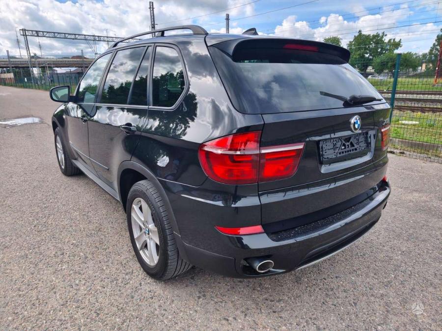 Black BMW X5 2011 in Siauliai, with an engine capacity of 3.00 L and mileage of 352 thousand km for 9500 €, photo 7 on AUTOMOTO.COM.LV