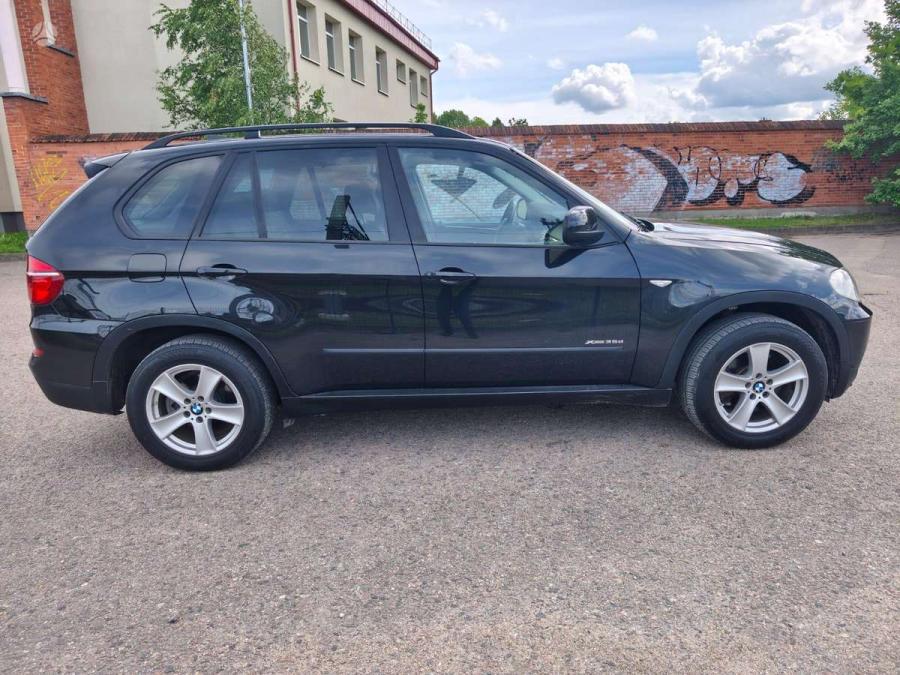 Black BMW X5 2011 in Siauliai, with an engine capacity of 3.00 L and mileage of 352 thousand km for 9500 €, photo 8 on AUTOMOTO.COM.LV