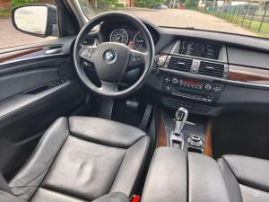 Black BMW X5 2011 in Siauliai, with an engine capacity of 3.00 L and mileage of 352 thousand km for 9500 €, photo 11 on AUTOMOTO.COM.LV